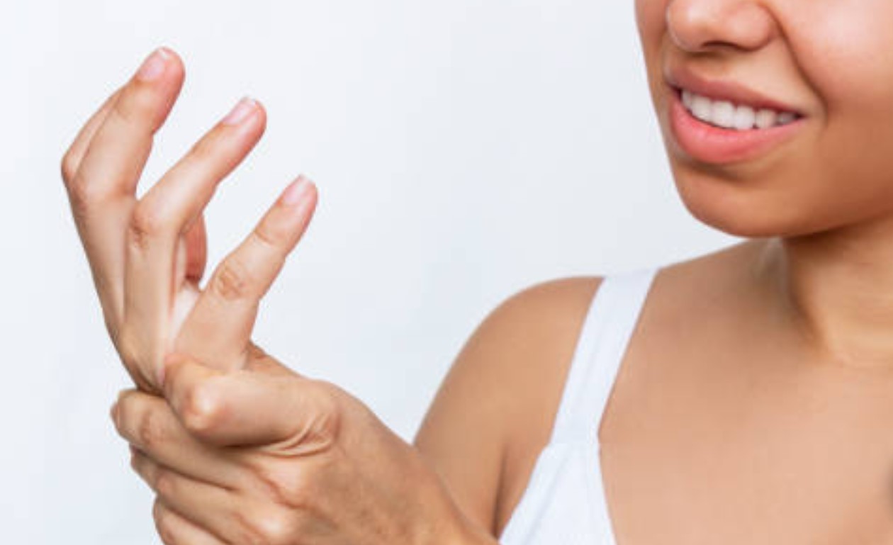 Numb or Tingling Hands? Recognizing Carpal Tunnel Symptoms